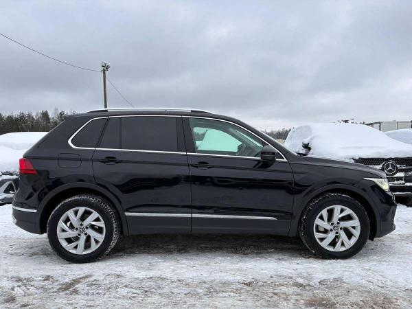 Melns Volkswagen Tiguan 2022 Viļņa, ar dzinēja tilpumu 1.40 L un nobraukumu 156 tūkst. km par 22200 €, foto 4 vietnē AUTOMOTO.COM.LV