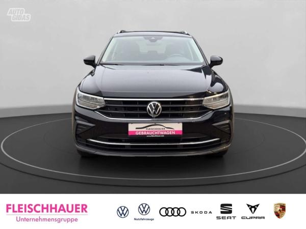 Melns Volkswagen Tiguan 2022 Kauņa, ar dzinēja tilpumu 1.50 L un nobraukumu 53 tūkst. km par 28570 €, foto 2 vietnē AUTOMOTO.COM.LV