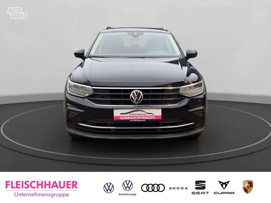 Melns Volkswagen Tiguan 2022 Kauņa, ar dzinēja tilpumu 1.50 L un nobraukumu 53 tūkst. km par 28570 €, foto 2 vietnē AUTOMOTO.COM.LV