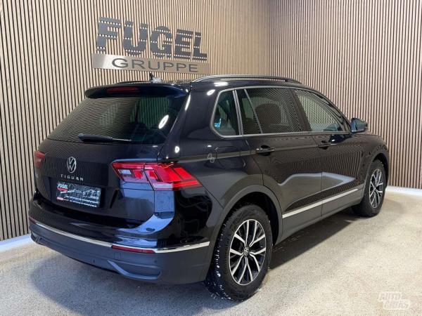 Melns Volkswagen Tiguan 2022 Kauņa, ar dzinēja tilpumu 1.50 L un nobraukumu 60 tūkst. km par 27034 €, foto 4 vietnē AUTOMOTO.COM.LV