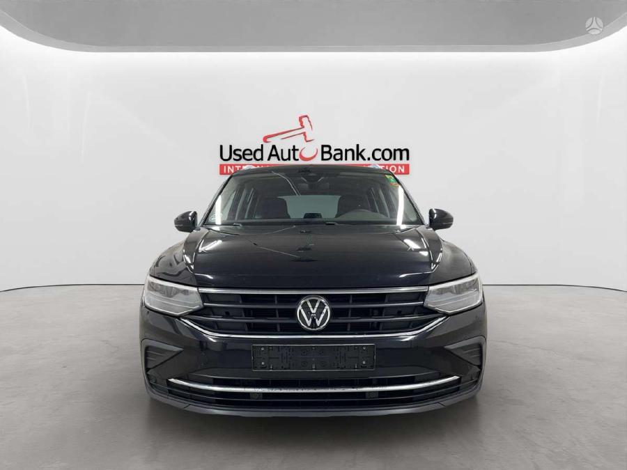 Melns Volkswagen Tiguan 2022 Marijampole, ar dzinēja tilpumu 1.50 L un nobraukumu 189 tūkst. km par 21417 €, foto 2 vietnē AUTOMOTO.COM.LV