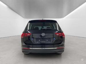 Melns Volkswagen Tiguan 2022 Marijampole, ar dzinēja tilpumu 1.50 L un nobraukumu 189 tūkst. km par 21417 €, foto 5 vietnē AUTOMOTO.COM.LV