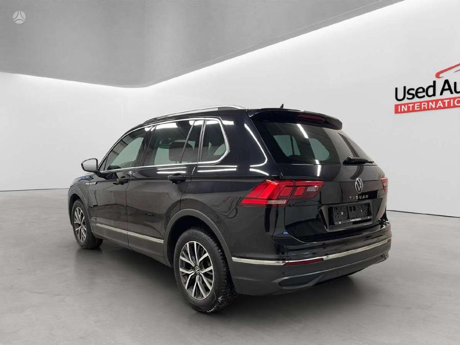 Melns Volkswagen Tiguan 2022 Marijampole, ar dzinēja tilpumu 1.50 L un nobraukumu 189 tūkst. km par 21417 €, foto 6 vietnē AUTOMOTO.COM.LV