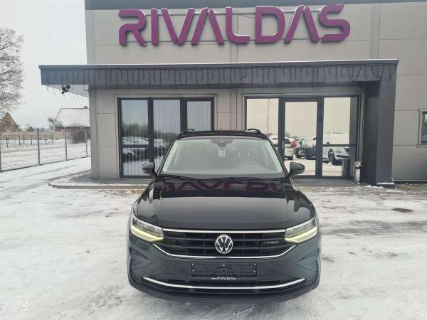Black Volkswagen Tiguan 2022 in Siauliai, with an engine capacity of 1.40 L and mileage of 140 thousand km for 21599 €, photo 1 on AUTOMOTO.COM.LV