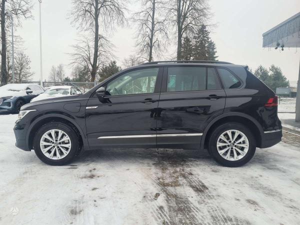 Black Volkswagen Tiguan 2022 in Siauliai, with an engine capacity of 1.40 L and mileage of 140 thousand km for 21599 €, photo 4 on AUTOMOTO.COM.LV