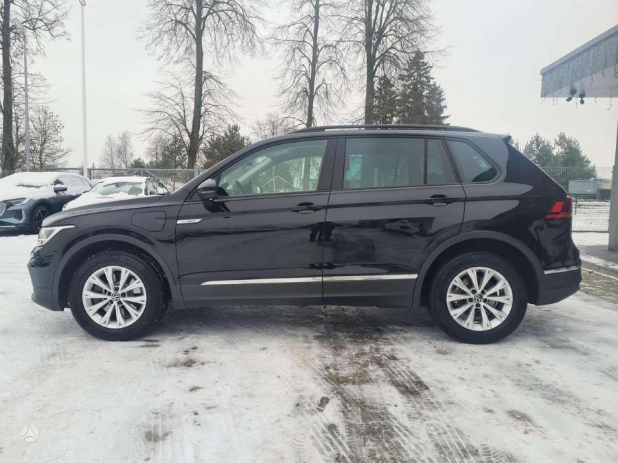 Black Volkswagen Tiguan 2022 in Siauliai, with an engine capacity of 1.40 L and mileage of 140 thousand km for 21599 €, photo 4 on AUTOMOTO.COM.LV