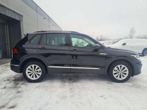 Black Volkswagen Tiguan 2022 in Siauliai, with an engine capacity of 1.40 L and mileage of 140 thousand km for 21599 €, photo 5 on AUTOMOTO.COM.LV