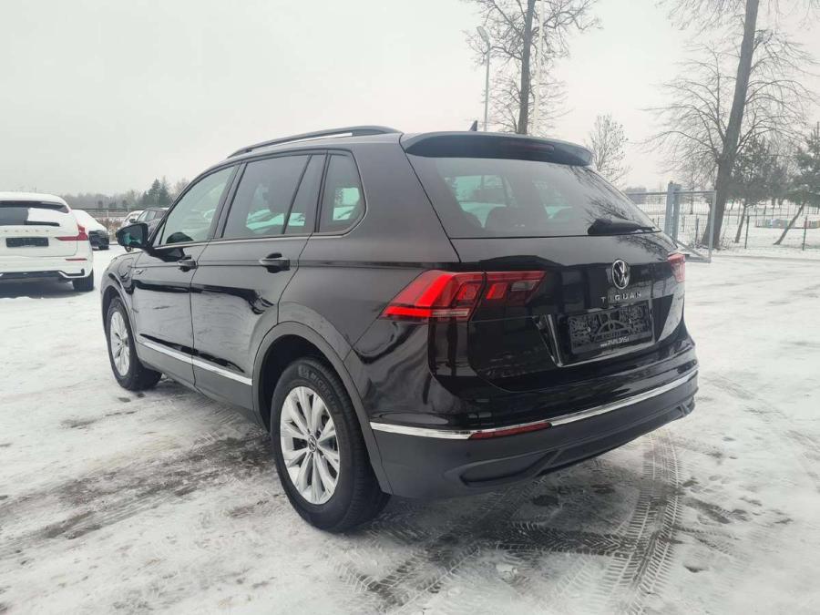 Black Volkswagen Tiguan 2022 in Siauliai, with an engine capacity of 1.40 L and mileage of 140 thousand km for 21599 €, photo 6 on AUTOMOTO.COM.LV