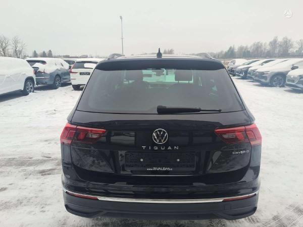 Black Volkswagen Tiguan 2022 in Siauliai, with an engine capacity of 1.40 L and mileage of 140 thousand km for 21599 €, photo 7 on AUTOMOTO.COM.LV