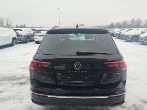 Black Volkswagen Tiguan 2022 in Siauliai, with an engine capacity of 1.40 L and mileage of 140 thousand km for 21599 €, photo 7 on AUTOMOTO.COM.LV