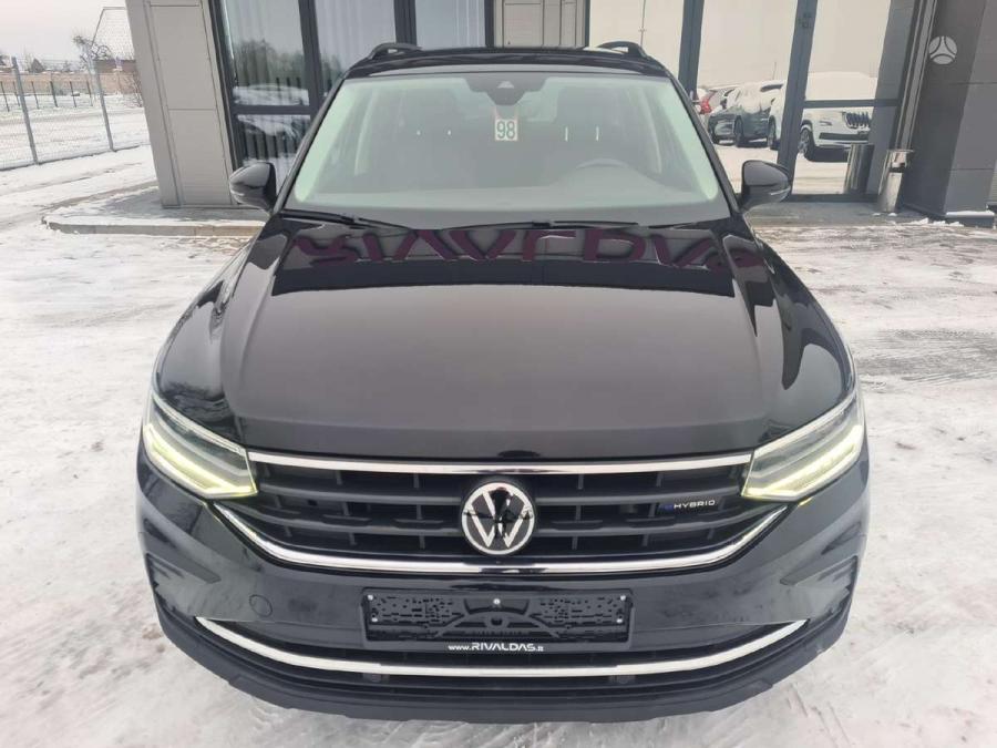 Black Volkswagen Tiguan 2022 in Siauliai, with an engine capacity of 1.40 L and mileage of 140 thousand km for 21599 €, photo 9 on AUTOMOTO.COM.LV
