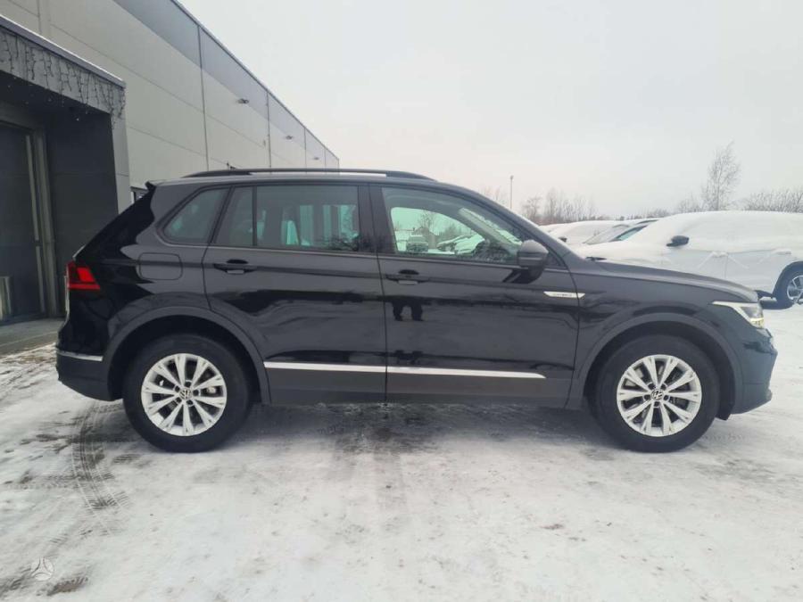 Black Volkswagen Tiguan 2022 in Siauliai, with an engine capacity of 1.40 L and mileage of 140 thousand km for 21599 €, photo 10 on AUTOMOTO.COM.LV