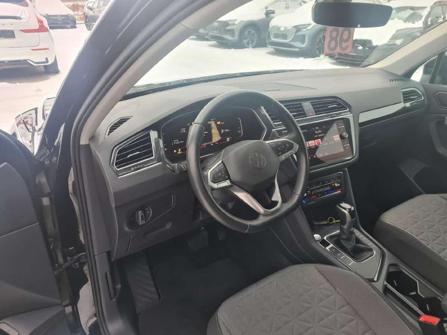 Black Volkswagen Tiguan 2022 in Siauliai, with an engine capacity of 1.40 L and mileage of 140 thousand km for 21599 €, photo 13 on AUTOMOTO.COM.LV