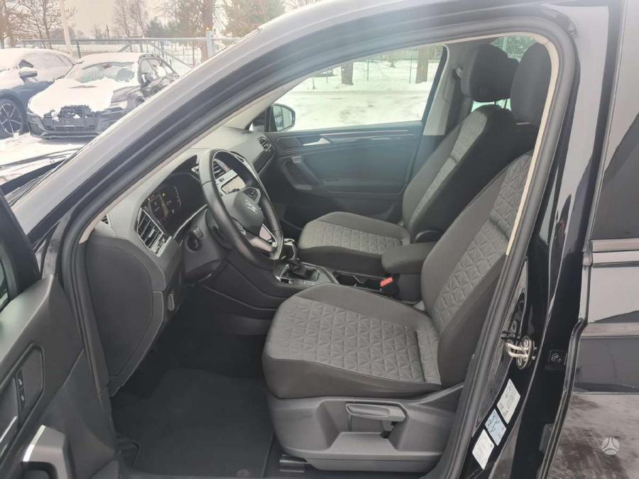 Black Volkswagen Tiguan 2022 in Siauliai, with an engine capacity of 1.40 L and mileage of 140 thousand km for 21599 €, photo 15 on AUTOMOTO.COM.LV