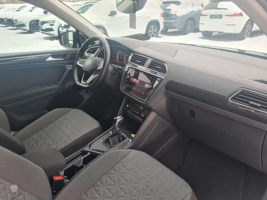 Black Volkswagen Tiguan 2022 in Siauliai, with an engine capacity of 1.40 L and mileage of 140 thousand km for 21599 €, photo 17 on AUTOMOTO.COM.LV