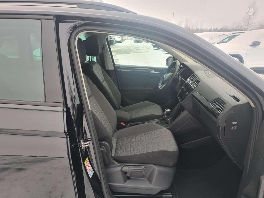 Black Volkswagen Tiguan 2022 in Siauliai, with an engine capacity of 1.40 L and mileage of 140 thousand km for 21599 €, photo 18 on AUTOMOTO.COM.LV