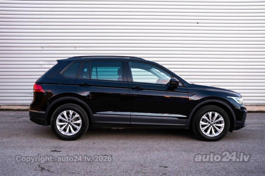 Black Volkswagen Tiguan 2022 in Tallinn, with an engine capacity of 1.50 L and mileage of 59 thousand km for 23990 €, photo 2 on AUTOMOTO.COM.LV