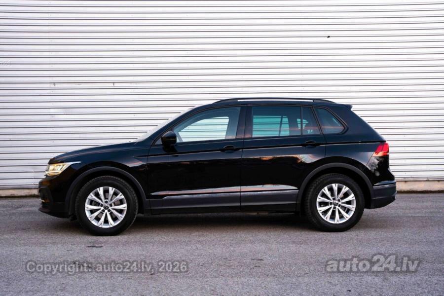 Black Volkswagen Tiguan 2022 in Tallinn, with an engine capacity of 1.50 L and mileage of 59 thousand km for 23990 €, photo 3 on AUTOMOTO.COM.LV