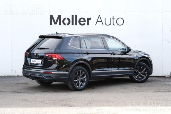 Black Volkswagen Tiguan 2022 in Riga, with an engine capacity of 2.00 L and mileage of 80 thousand km for 29500 €, photo 4 on AUTOMOTO.COM.LV