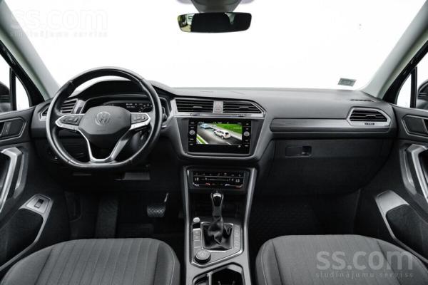 Black Volkswagen Tiguan 2022 in Riga, with an engine capacity of 2.00 L and mileage of 80 thousand km for 29500 €, photo 6 on AUTOMOTO.COM.LV