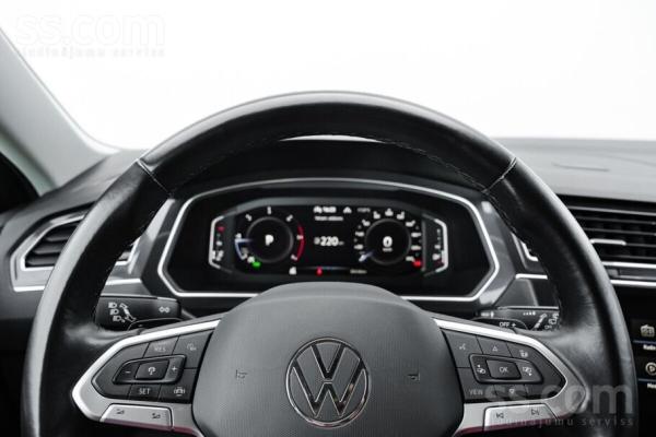 Black Volkswagen Tiguan 2022 in Riga, with an engine capacity of 2.00 L and mileage of 80 thousand km for 29500 €, photo 9 on AUTOMOTO.COM.LV