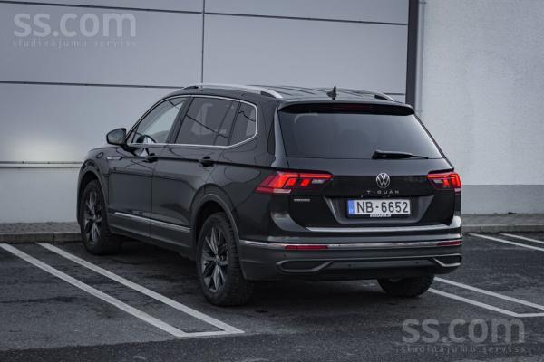 Black Volkswagen Tiguan 2022 in Riga, with an engine capacity of 2.00 L and mileage of 212 thousand km for 23550 €, photo 6 on AUTOMOTO.COM.LV