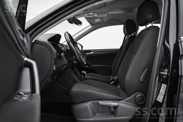 Black Volkswagen Tiguan 2022 in Riga, with an engine capacity of 2.00 L and mileage of 212 thousand km for 23550 €, photo 10 on AUTOMOTO.COM.LV