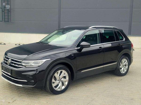 Black Volkswagen Tiguan 2022 in Siauliai, with an engine capacity of 1.40 L and mileage of 93 thousand km for 22950 €, photo 3 on AUTOMOTO.COM.LV