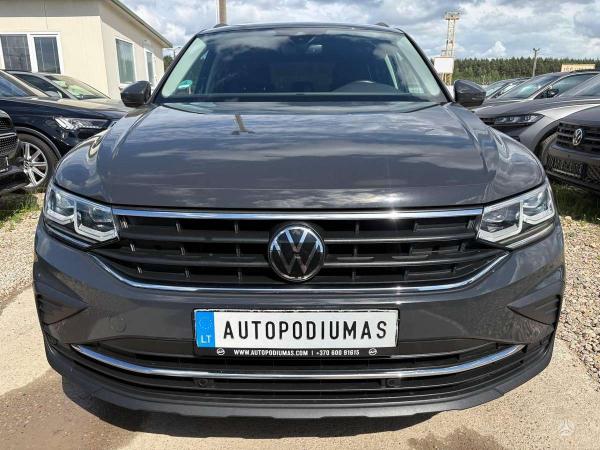 Black Volkswagen Tiguan 2022 in Vilnius, with an engine capacity of 1.40 L and mileage of 199 thousand km for 17900 €, photo 4 on AUTOMOTO.COM.LV