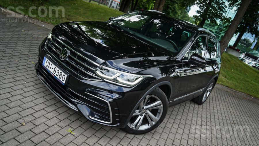 Black Volkswagen Tiguan 2022 in Riga, with an engine capacity of 1.50 L and mileage of 154 thousand km for 25450 €, photo 3 on AUTOMOTO.COM.LV