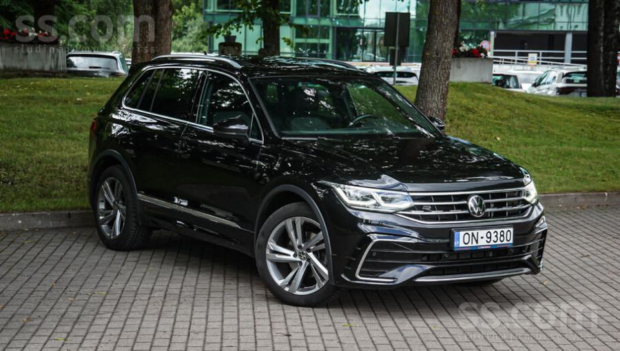 Black Volkswagen Tiguan 2022 in Riga, with an engine capacity of 1.50 L and mileage of 154 thousand km for 25450 €, photo 4 on AUTOMOTO.COM.LV