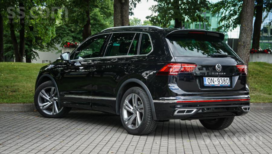 Black Volkswagen Tiguan 2022 in Riga, with an engine capacity of 1.50 L and mileage of 154 thousand km for 25450 €, photo 6 on AUTOMOTO.COM.LV