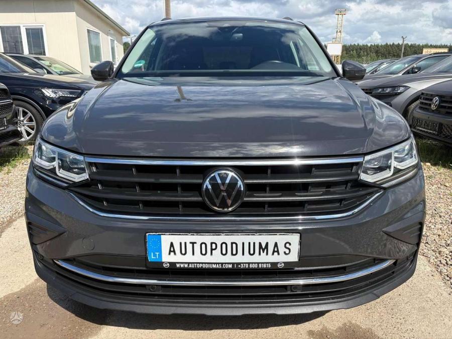 Black Volkswagen Tiguan 2022 in Vilnius, with an engine capacity of 1.40 L and mileage of 199 thousand km for 17700 €, photo 5 on AUTOMOTO.COM.LV