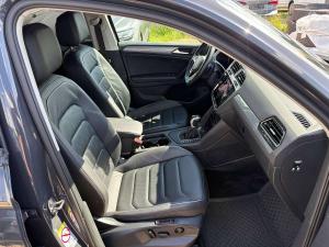 Black Volkswagen Tiguan 2022 in Vilnius, with an engine capacity of 1.40 L and mileage of 199 thousand km for 17700 €, photo 16 on AUTOMOTO.COM.LV
