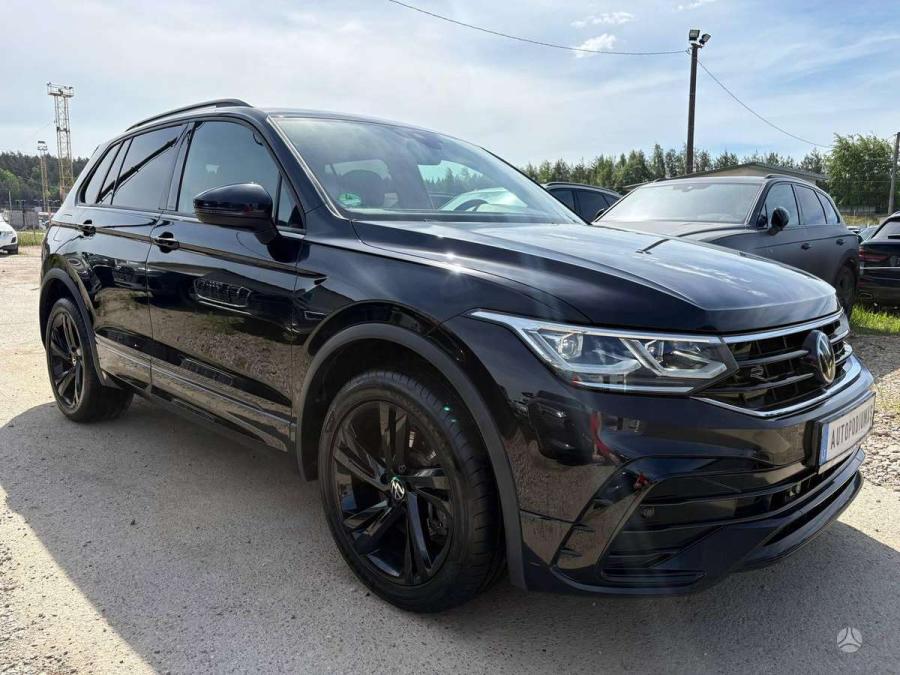 Black Volkswagen Tiguan 2022 in Vilnius, with an engine capacity of 1.40 L and mileage of 197 thousand km for 19300 €, photo 3 on AUTOMOTO.COM.LV