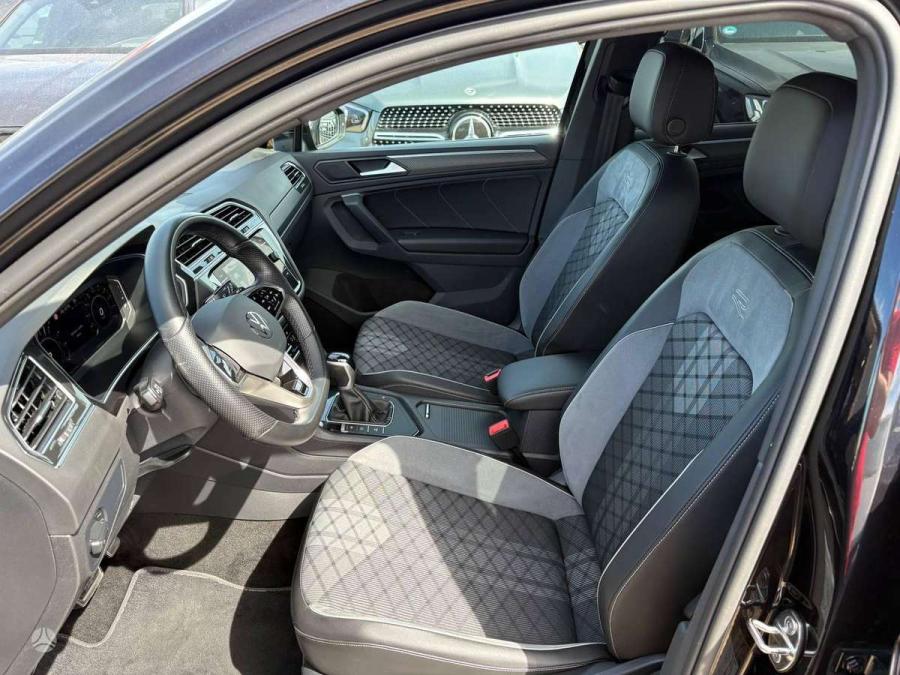 Black Volkswagen Tiguan 2022 in Vilnius, with an engine capacity of 1.40 L and mileage of 197 thousand km for 19300 €, photo 12 on AUTOMOTO.COM.LV