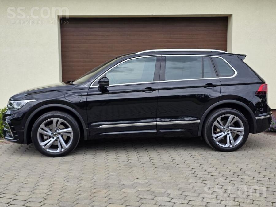 Black Volkswagen Tiguan 2022 in Riga, with an engine capacity of 1.40 L and mileage of 77 thousand km for 27950 €, photo 5 on AUTOMOTO.COM.LV