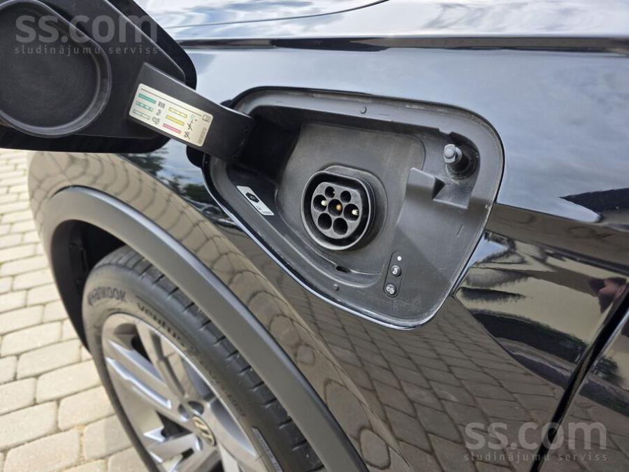 Black Volkswagen Tiguan 2022 in Riga, with an engine capacity of 1.40 L and mileage of 77 thousand km for 27950 €, photo 6 on AUTOMOTO.COM.LV