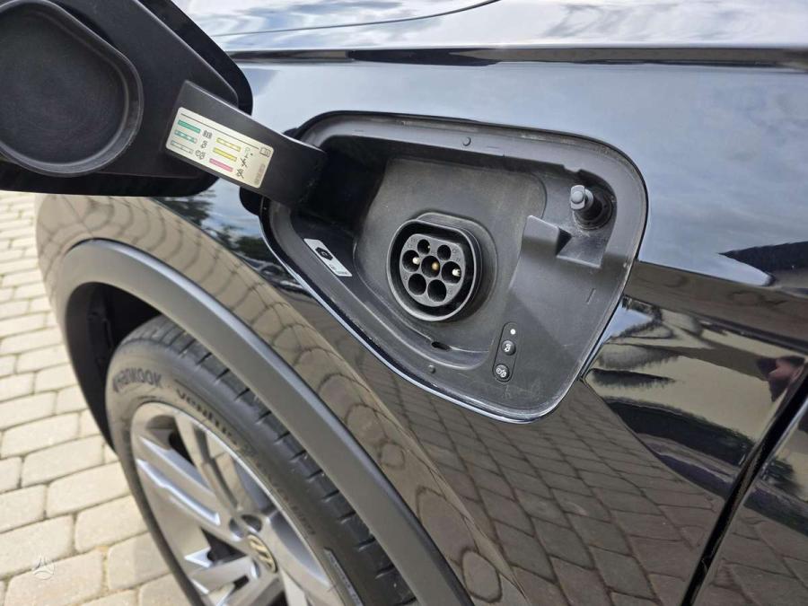 Black Volkswagen Tiguan 2022 in Riga, with an engine capacity of 1.40 L and mileage of 77 thousand km for 27950 €, photo 6 on AUTOMOTO.COM.LV