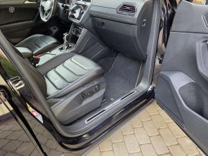 Black Volkswagen Tiguan 2022 in Riga, with an engine capacity of 1.40 L and mileage of 77 thousand km for 27950 €, photo 20 on AUTOMOTO.COM.LV