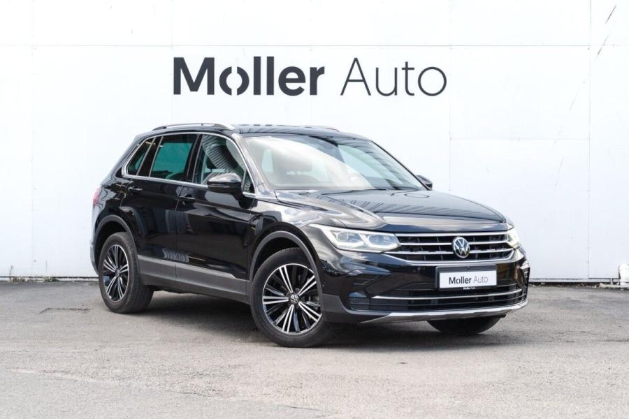 Black Volkswagen Tiguan 2022 in Riga, with an engine capacity of 1.40 L and mileage of 134 thousand km for 24500 €, photo 3 on AUTOMOTO.COM.LV
