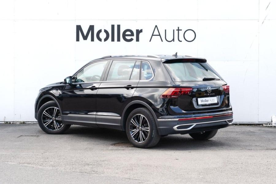 Black Volkswagen Tiguan 2022 in Riga, with an engine capacity of 1.40 L and mileage of 134 thousand km for 24500 €, photo 4 on AUTOMOTO.COM.LV