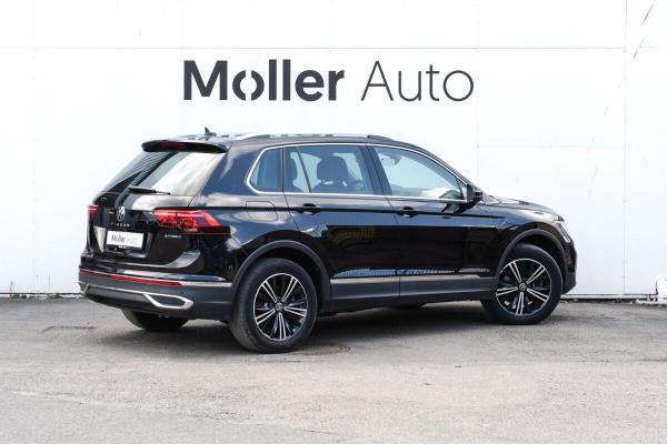 Black Volkswagen Tiguan 2022 in Riga, with an engine capacity of 1.40 L and mileage of 134 thousand km for 24500 €, photo 4 on AUTOMOTO.COM.LV