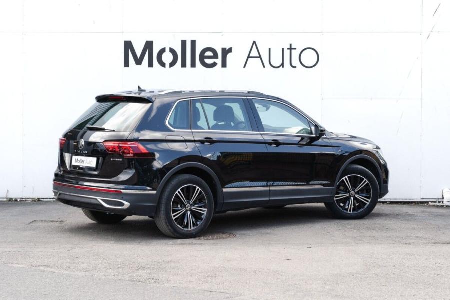 Black Volkswagen Tiguan 2022 in Riga, with an engine capacity of 1.40 L and mileage of 134 thousand km for 24500 €, photo 5 on AUTOMOTO.COM.LV