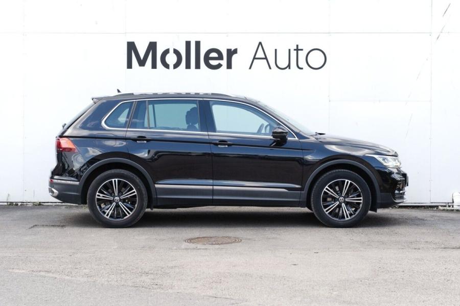 Black Volkswagen Tiguan 2022 in Riga, with an engine capacity of 1.40 L and mileage of 134 thousand km for 24500 €, photo 6 on AUTOMOTO.COM.LV