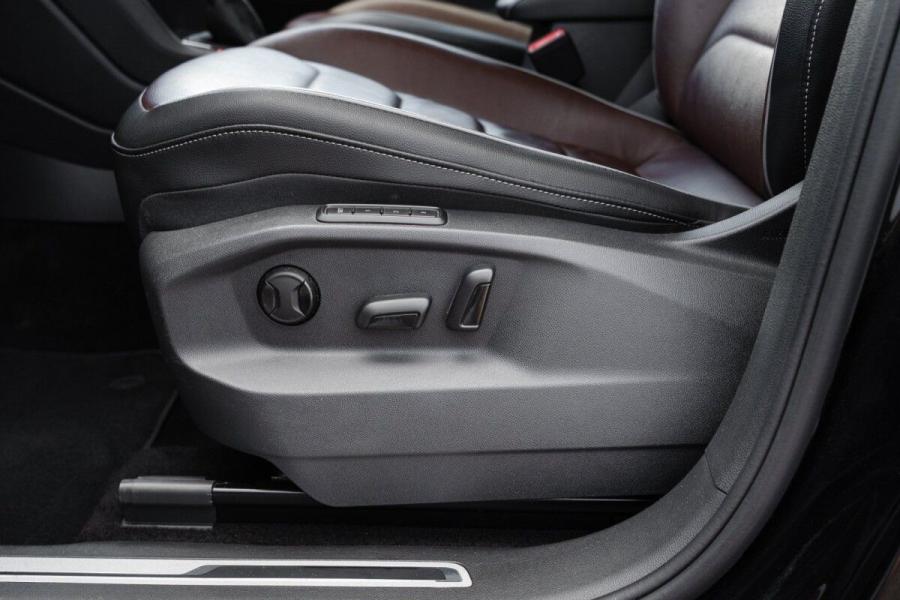 Black Volkswagen Tiguan 2022 in Riga, with an engine capacity of 1.40 L and mileage of 134 thousand km for 24500 €, photo 16 on AUTOMOTO.COM.LV