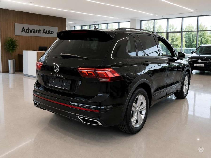 Black Volkswagen Tiguan 2022 in Vilnius, with an engine capacity of 1.50 L and mileage of 43 thousand km for 30855 €, photo 3 on AUTOMOTO.COM.LV