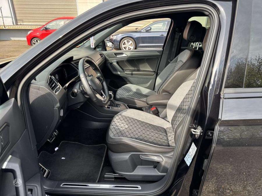 Black Volkswagen Tiguan 2022 in Vilnius, with an engine capacity of 1.50 L and mileage of 43 thousand km for 30855 €, photo 7 on AUTOMOTO.COM.LV