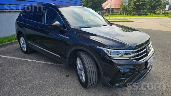 Black Volkswagen Tiguan 2022 in Riga, with an engine capacity of 2.00 L and mileage of 100 thousand km for 27000 €, photo 3 on AUTOMOTO.COM.LV