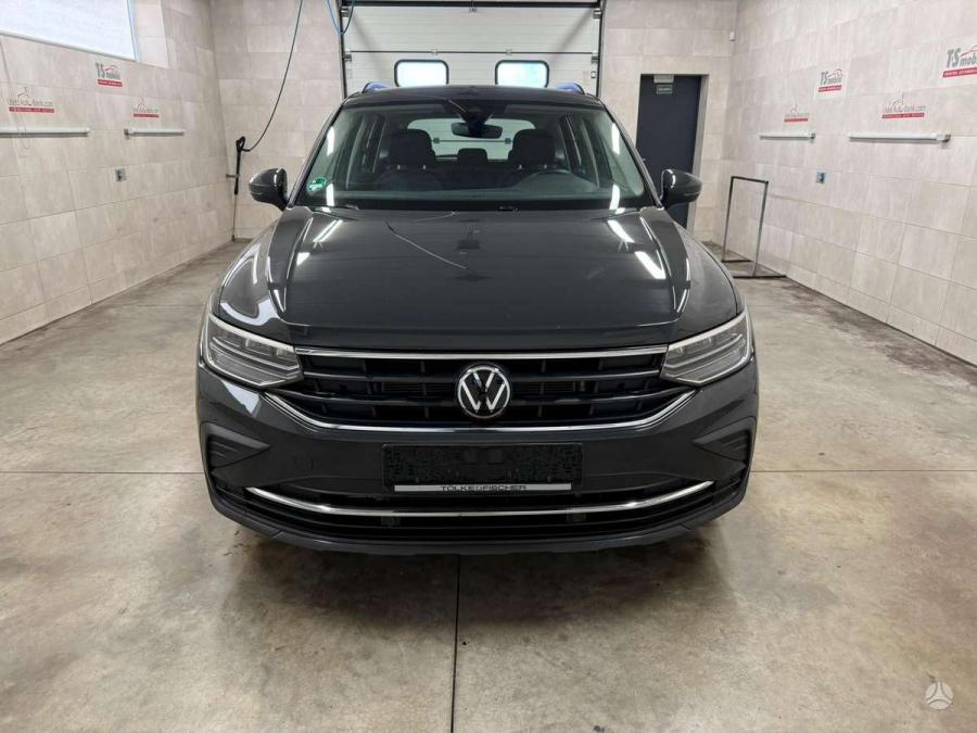 Melns Volkswagen Tiguan 2022 Marijampole, ar dzinēja tilpumu 1.50 L un nobraukumu 36 tūkst. km par 22639 €, foto 3 vietnē AUTOMOTO.COM.LV